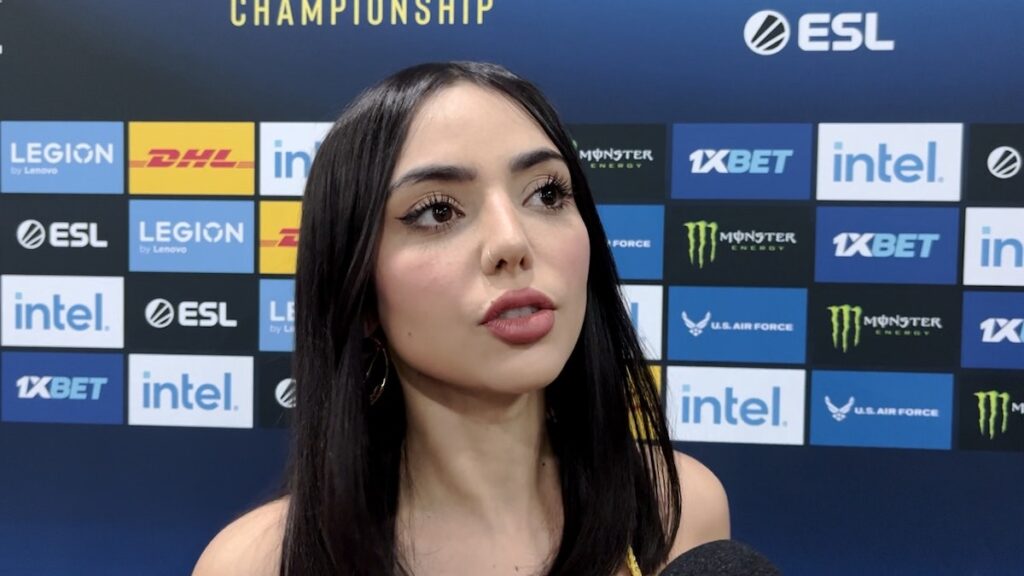 Nyvi Estephan : Apresentadora - Dusite